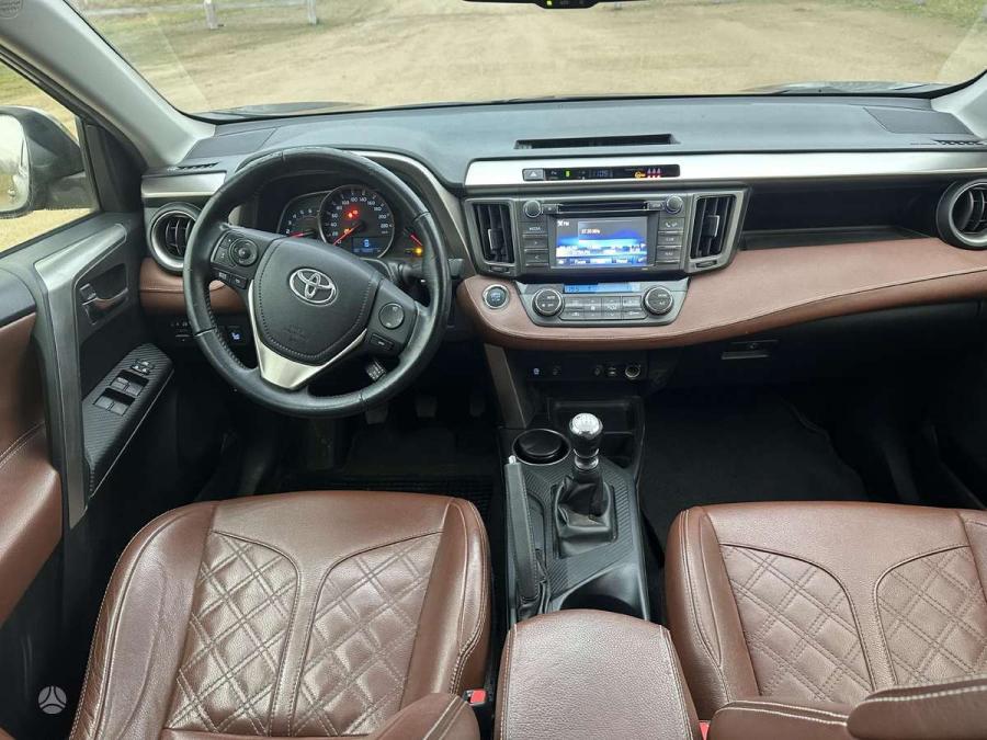Brown Toyota RAV4 2015 in Utena, with an engine capacity of 2.00 L and mileage of 192 thousand km for 8950 €, photo 8 on AUTOMOTO.COM.LV