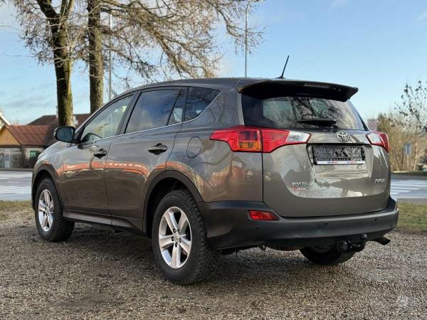 Brown Toyota RAV4 2015 in Ukmerge, with an engine capacity of 2.00 L and mileage of 219 thousand km for 11950 €, photo 3 on AUTOMOTO.COM.LV