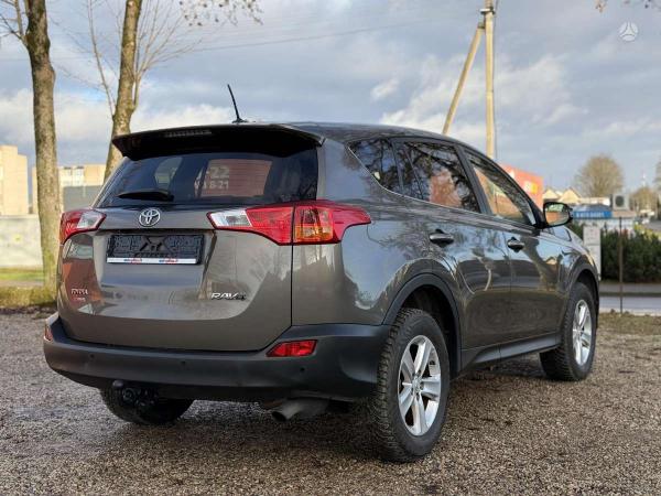 Brown Toyota RAV4 2015 in Ukmerge, with an engine capacity of 2.00 L and mileage of 219 thousand km for 11950 €, photo 4 on AUTOMOTO.COM.LV
