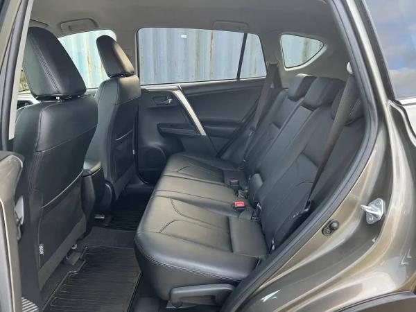 Brown Toyota RAV4 2015 in Riga, with an engine capacity of 2.20 L and mileage of 217 thousand km for 13495 €, photo 8 on AUTOMOTO.COM.LV