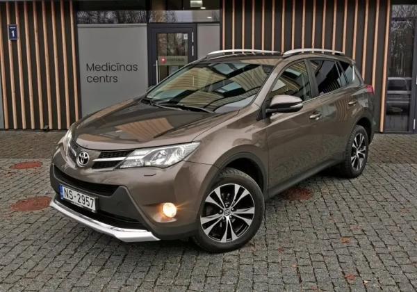 Brown Toyota RAV4 2015 in Riga, with an engine capacity of 2.00 L and mileage of 143 thousand km for 16500 €, photo 1 on AUTOMOTO.COM.LV