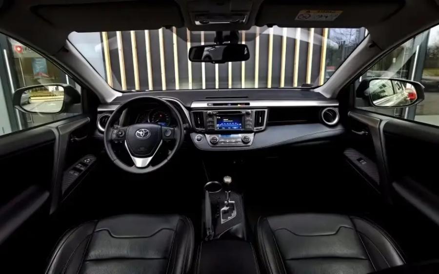 Brūns Toyota RAV4 2015 Rīga, ar dzinēja tilpumu 2.00 L un nobraukumu 143 tūkst. km par 16500 €, foto 3 vietnē AUTOMOTO.COM.LV