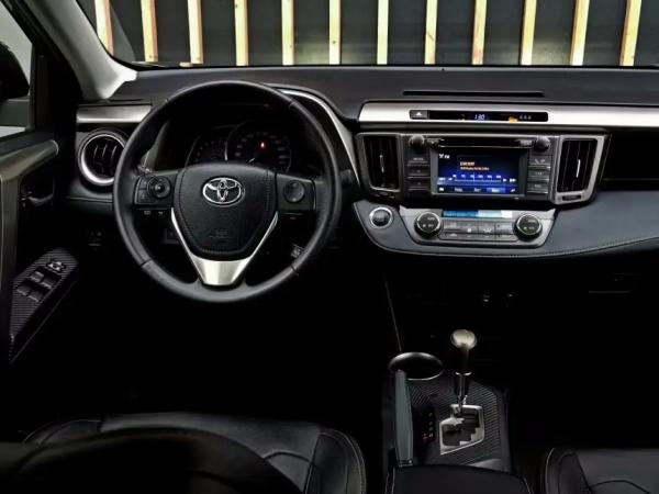 Brown Toyota RAV4 2015 in Riga, with an engine capacity of 2.00 L and mileage of 143 thousand km for 16500 €, photo 5 on AUTOMOTO.COM.LV