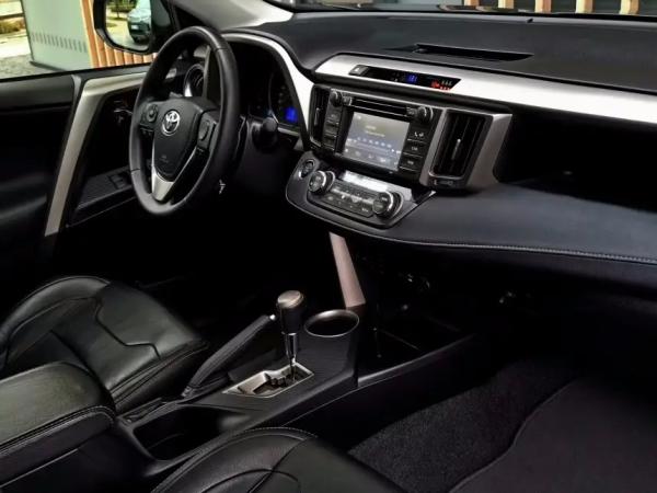 Brown Toyota RAV4 2015 in Riga, with an engine capacity of 2.00 L and mileage of 143 thousand km for 16500 €, photo 6 on AUTOMOTO.COM.LV