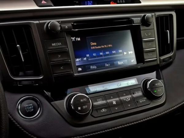 Brown Toyota RAV4 2015 in Riga, with an engine capacity of 2.00 L and mileage of 143 thousand km for 16500 €, photo 8 on AUTOMOTO.COM.LV