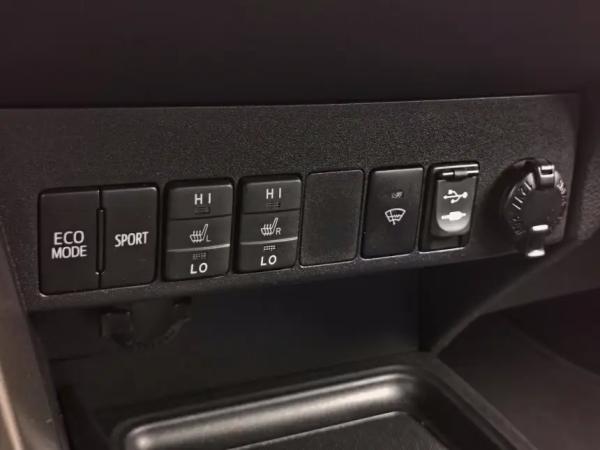 Brown Toyota RAV4 2015 in Riga, with an engine capacity of 2.00 L and mileage of 143 thousand km for 16500 €, photo 10 on AUTOMOTO.COM.LV