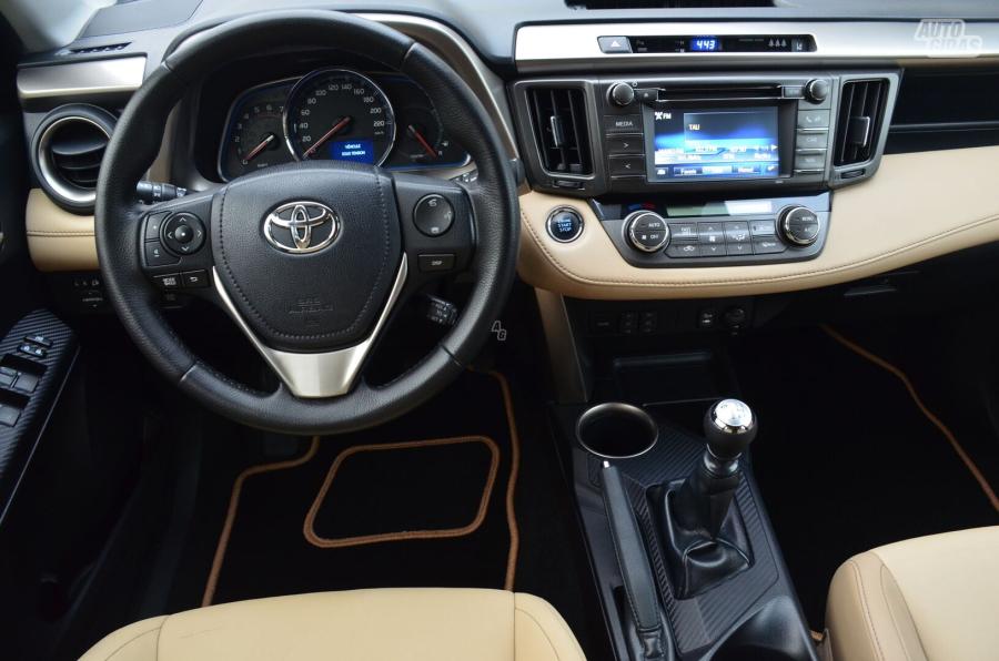 Brown Toyota RAV4 2015 in Kaunas, with an engine capacity of 2.00 L and mileage of 239 thousand km for 10950 €, photo 17 on AUTOMOTO.COM.LV