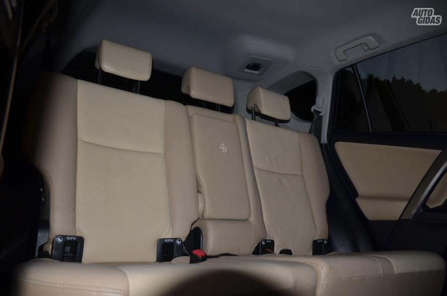 Brown Toyota RAV4 2015 in Kaunas, with an engine capacity of 2.00 L and mileage of 239 thousand km for 10950 €, photo 26 on AUTOMOTO.COM.LV