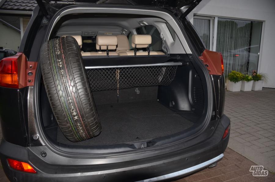 Brown Toyota RAV4 2015 in Kaunas, with an engine capacity of 2.00 L and mileage of 239 thousand km for 10950 €, photo 28 on AUTOMOTO.COM.LV