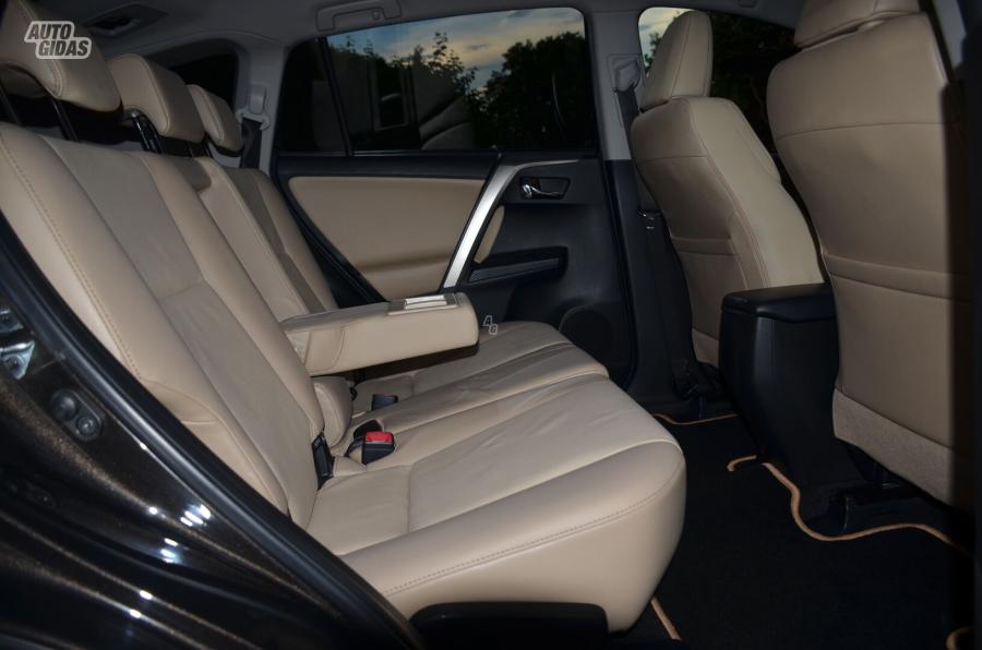 Brown Toyota RAV4 2015 in Kaunas, with an engine capacity of 2.00 L and mileage of 239 thousand km for 10950 €, photo 35 on AUTOMOTO.COM.LV