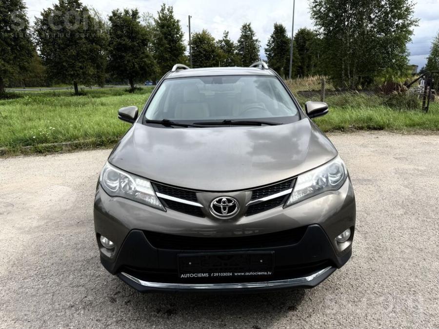 Brown Toyota RAV4 2015 in Ogre, with an engine capacity of 2.20 L and mileage of 258 thousand km for 12999 €, photo 3 on AUTOMOTO.COM.LV