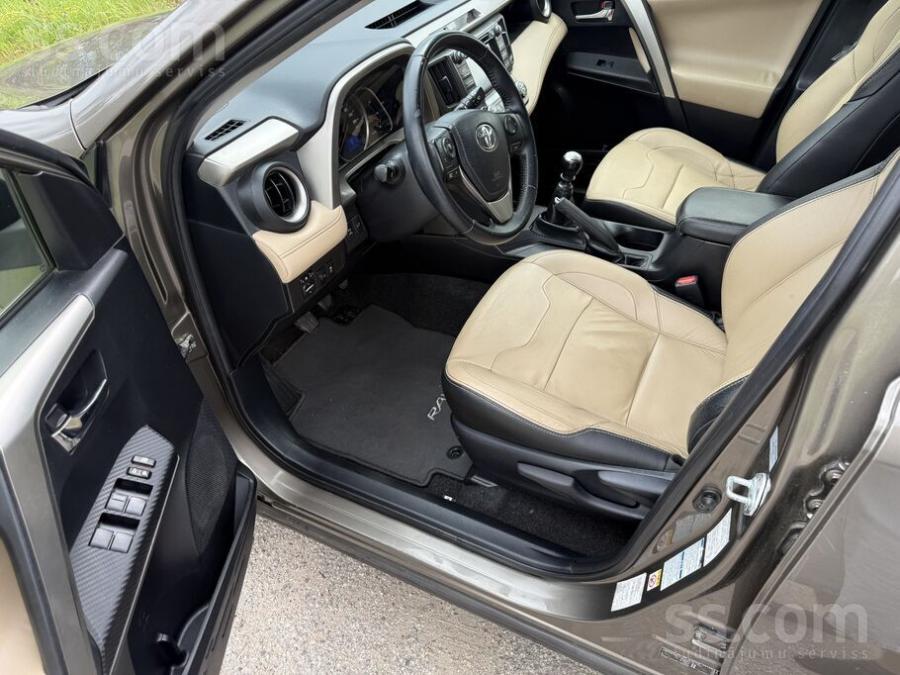 Brown Toyota RAV4 2015 in Ogre, with an engine capacity of 2.20 L and mileage of 258 thousand km for 12999 €, photo 12 on AUTOMOTO.COM.LV