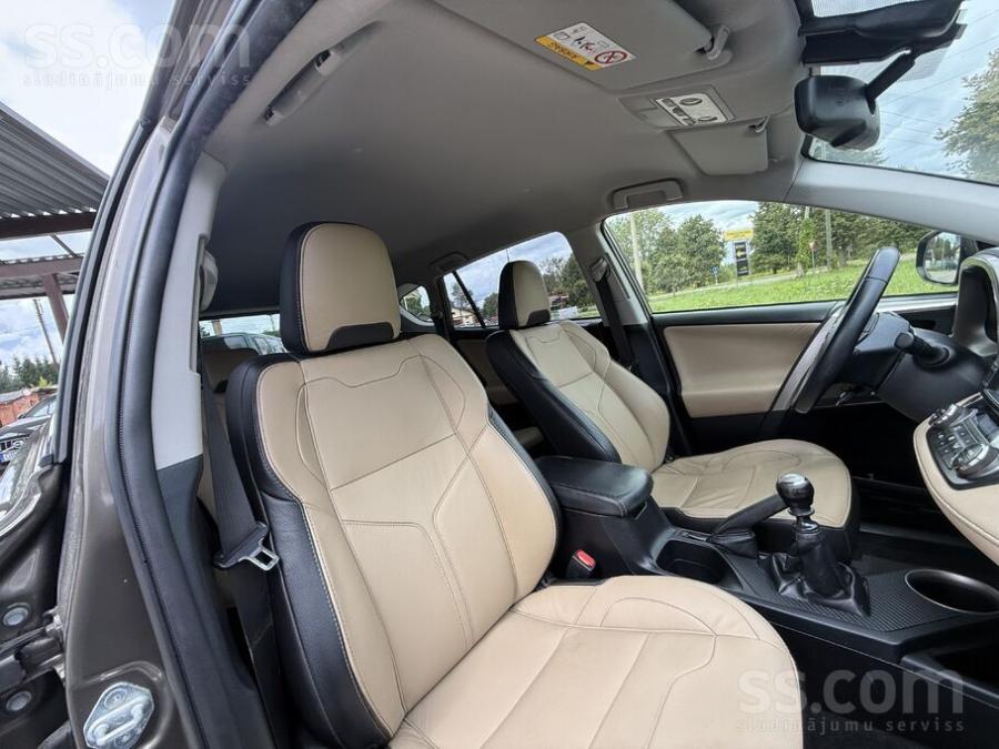 Brown Toyota RAV4 2015 in Ogre, with an engine capacity of 2.20 L and mileage of 258 thousand km for 12999 €, photo 13 on AUTOMOTO.COM.LV