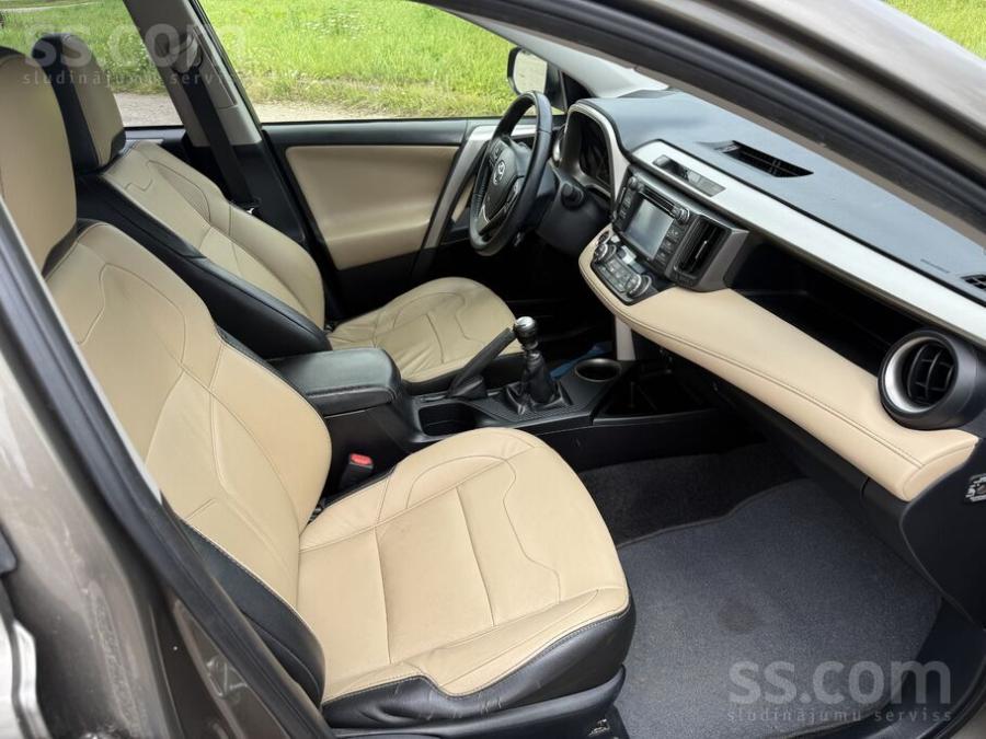 Brown Toyota RAV4 2015 in Ogre, with an engine capacity of 2.20 L and mileage of 258 thousand km for 12999 €, photo 15 on AUTOMOTO.COM.LV