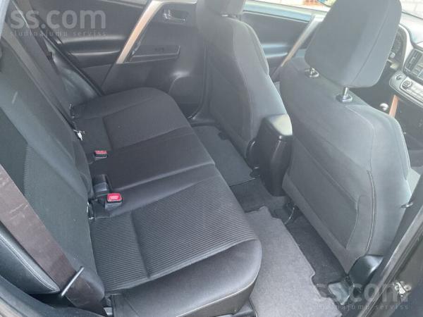 Brown Toyota RAV4 2015 in Rezekne, with an engine capacity of 2.00 L and mileage of 288 thousand km for 10500 €, photo 9 on AUTOMOTO.COM.LV