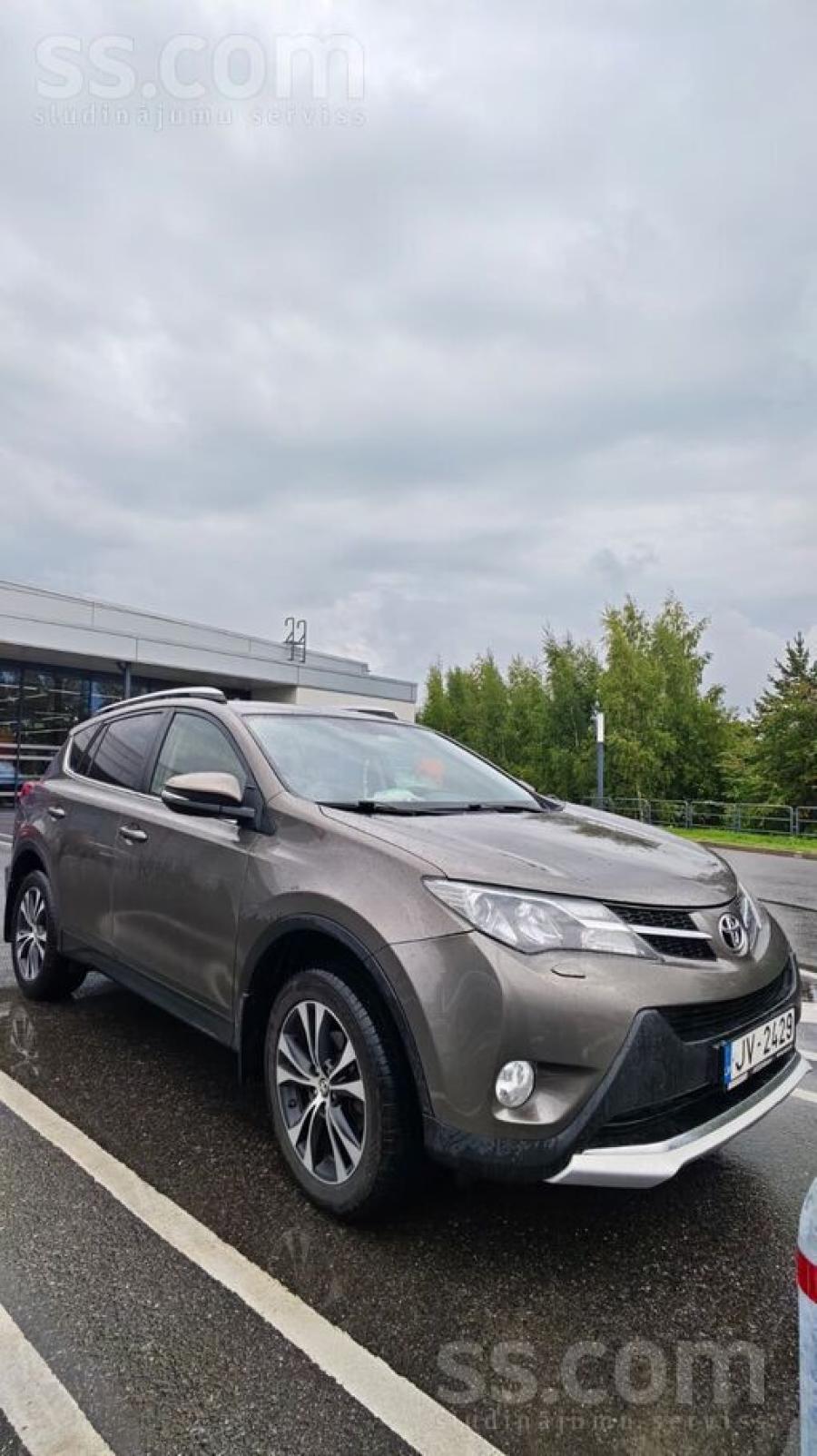 Brown Toyota RAV4 2015 in Riga, with an engine capacity of 2.20 L and mileage of 222 thousand km for 11000 €, photo 1 on AUTOMOTO.COM.LV