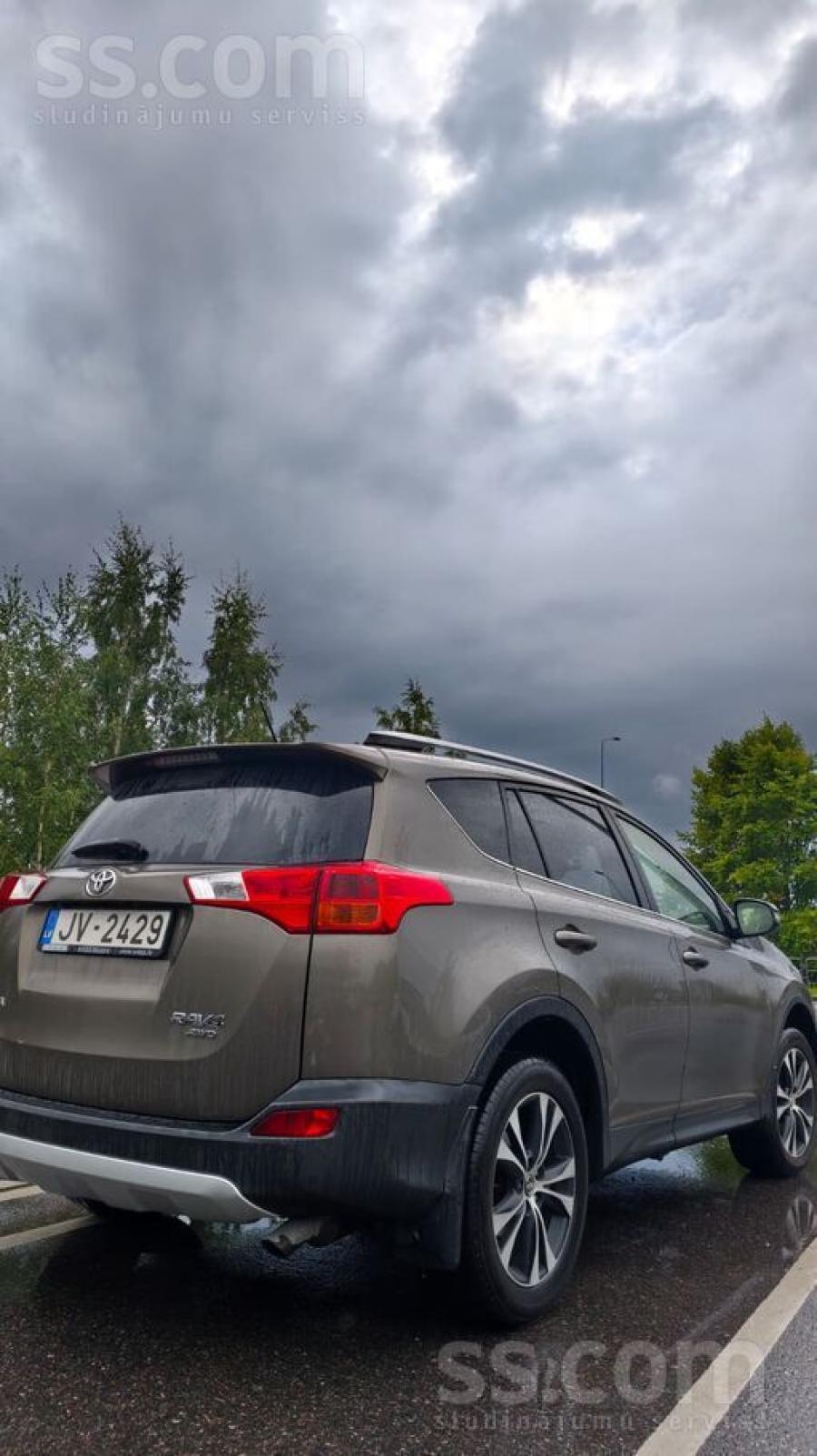 Brown Toyota RAV4 2015 in Riga, with an engine capacity of 2.20 L and mileage of 222 thousand km for 11000 €, photo 4 on AUTOMOTO.COM.LV