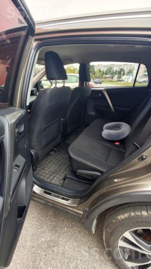 Brown Toyota RAV4 2015 in Riga, with an engine capacity of 2.20 L and mileage of 222 thousand km for 11000 €, photo 5 on AUTOMOTO.COM.LV