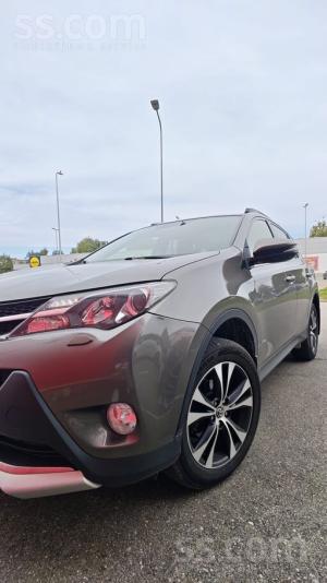 Brown Toyota RAV4 2015 in Riga, with an engine capacity of 2.20 L and mileage of 222 thousand km for 11000 €, photo 10 on AUTOMOTO.COM.LV