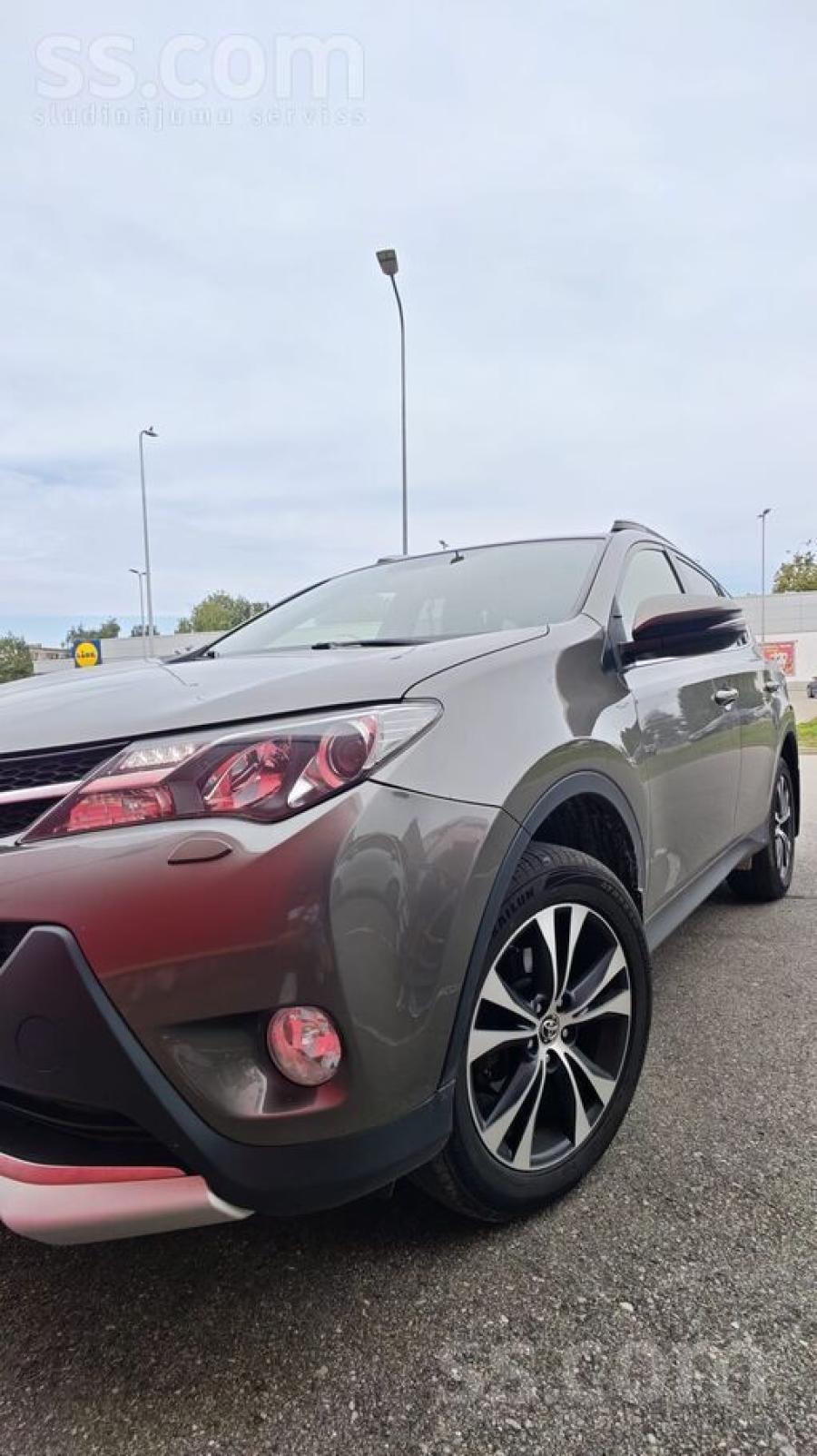 Brown Toyota RAV4 2015 in Riga, with an engine capacity of 2.20 L and mileage of 222 thousand km for 11000 €, photo 10 on AUTOMOTO.COM.LV