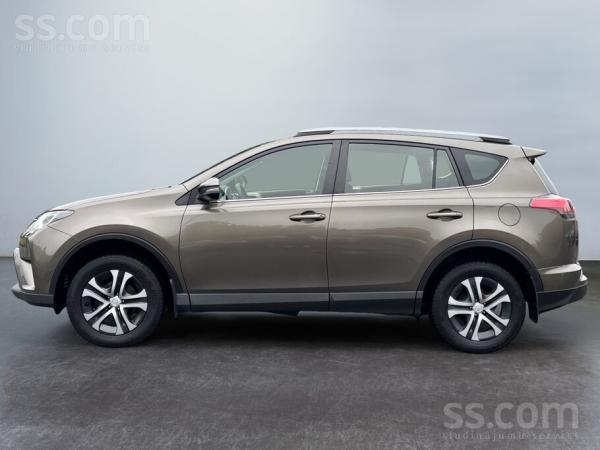 Brown Toyota RAV4 2016 in Riga, with an engine capacity of 2.00 L and mileage of 97 thousand km for 15850 €, photo 2 on AUTOMOTO.COM.LV
