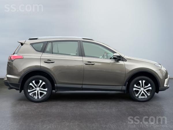 Brown Toyota RAV4 2016 in Riga, with an engine capacity of 2.00 L and mileage of 97 thousand km for 15850 €, photo 6 on AUTOMOTO.COM.LV