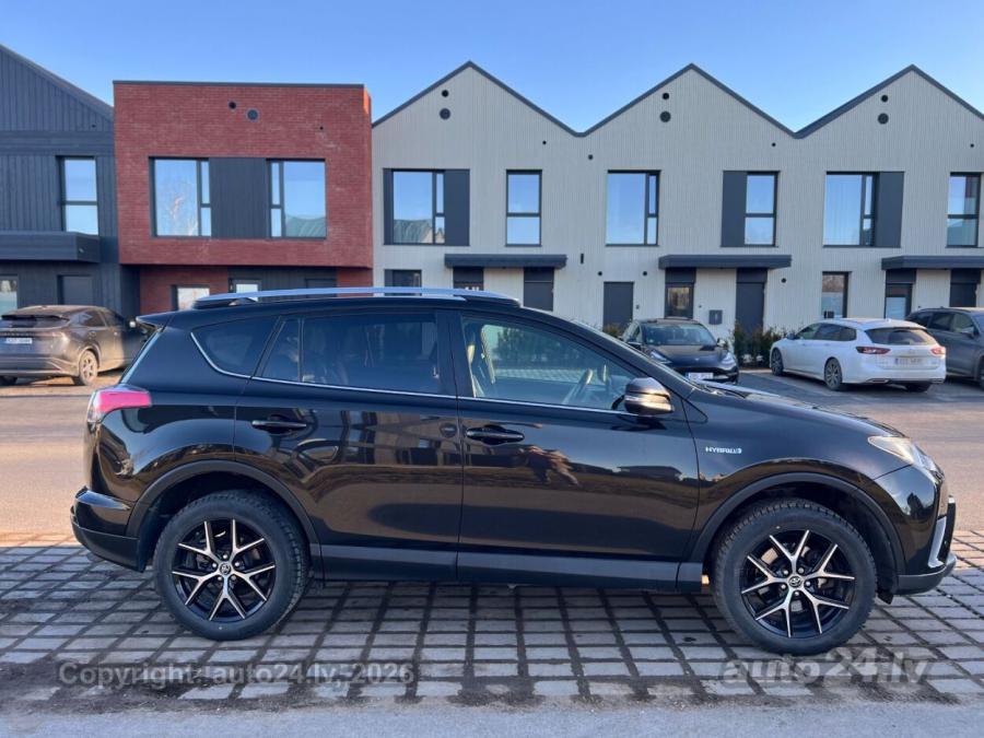 Brūns Toyota RAV4 2016 Tallina, ar dzinēja tilpumu 2.50 L un nobraukumu 108 tūkst. km par 17900 €, foto 1 vietnē AUTOMOTO.COM.LV