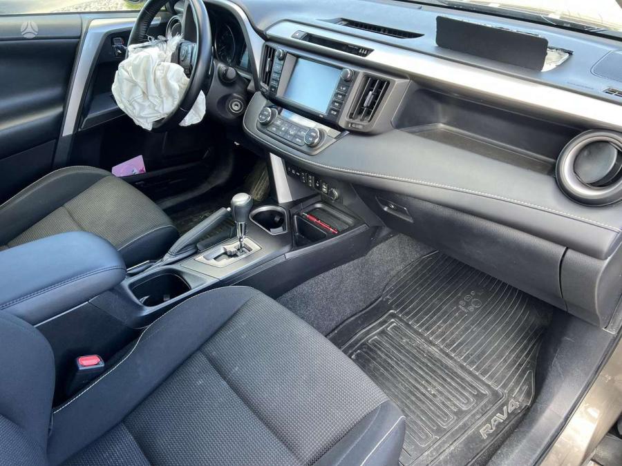 Brown Toyota RAV4 2016 in Klaipeda, with an engine capacity of 1.99 L and mileage of 82 thousand km for 9999 €, photo 9 on AUTOMOTO.COM.LV