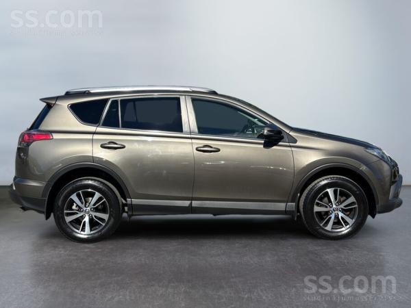 Brown Toyota RAV4 2016 in Riga, with an engine capacity of 2.00 L and mileage of 148 thousand km for 15700 €, photo 6 on AUTOMOTO.COM.LV