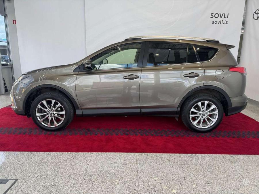 Brown Toyota RAV4 2016 in Siauliai, with an engine capacity of 1.99 L and mileage of 58 thousand km for 17700 €, photo 6 on AUTOMOTO.COM.LV