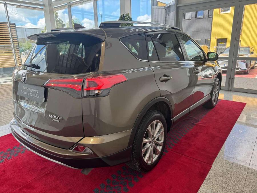 Brown Toyota RAV4 2016 in Siauliai, with an engine capacity of 1.99 L and mileage of 58 thousand km for 17700 €, photo 8 on AUTOMOTO.COM.LV