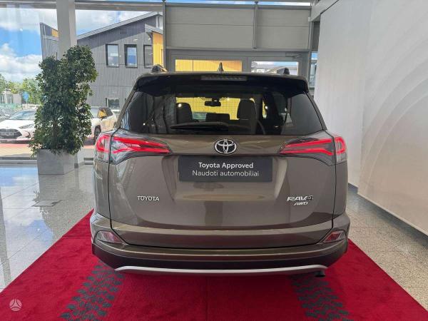 Brūns Toyota RAV4 2016 Šauļi, ar dzinēja tilpumu 1.99 L un nobraukumu 58 tūkst. km par 17700 €, foto 8 vietnē AUTOMOTO.COM.LV