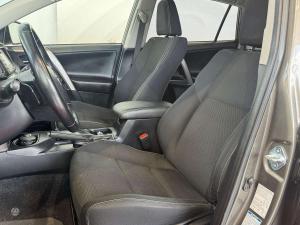 Brown Toyota RAV4 2016 in Siauliai, with an engine capacity of 1.99 L and mileage of 58 thousand km for 17700 €, photo 15 on AUTOMOTO.COM.LV