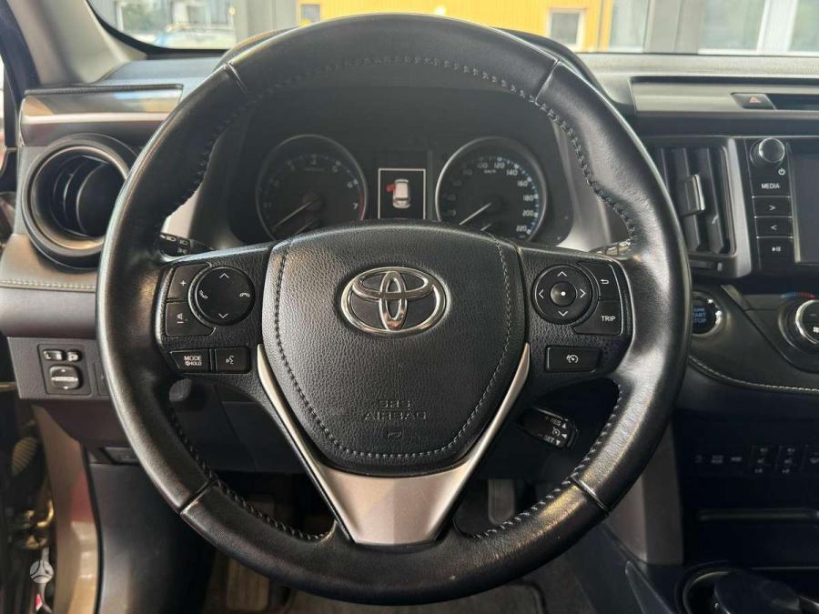 Brown Toyota RAV4 2016 in Siauliai, with an engine capacity of 1.99 L and mileage of 58 thousand km for 17700 €, photo 17 on AUTOMOTO.COM.LV