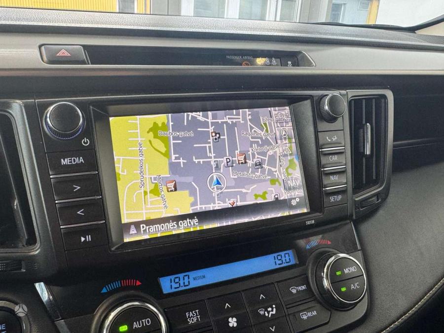 Brown Toyota RAV4 2016 in Siauliai, with an engine capacity of 1.99 L and mileage of 58 thousand km for 17700 €, photo 22 on AUTOMOTO.COM.LV
