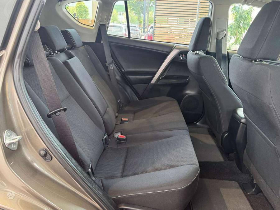 Brown Toyota RAV4 2016 in Siauliai, with an engine capacity of 1.99 L and mileage of 58 thousand km for 17700 €, photo 27 on AUTOMOTO.COM.LV