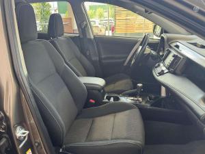 Brown Toyota RAV4 2016 in Siauliai, with an engine capacity of 1.99 L and mileage of 58 thousand km for 17700 €, photo 28 on AUTOMOTO.COM.LV
