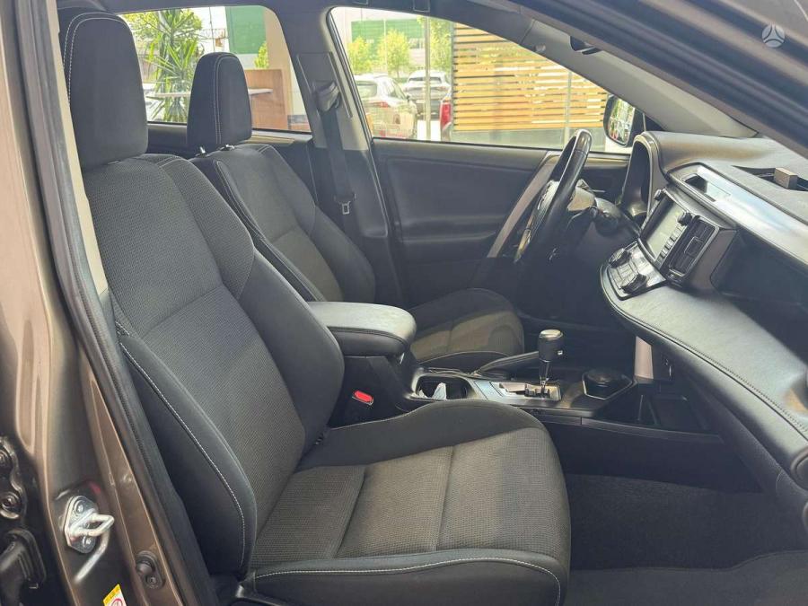 Brown Toyota RAV4 2016 in Siauliai, with an engine capacity of 1.99 L and mileage of 58 thousand km for 17700 €, photo 28 on AUTOMOTO.COM.LV