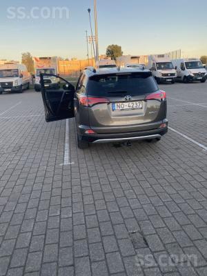 Brown Toyota RAV4 2016 in Riga, with an engine capacity of 2.00 L and mileage of 218 thousand km for 12000 €, photo 4 on AUTOMOTO.COM.LV