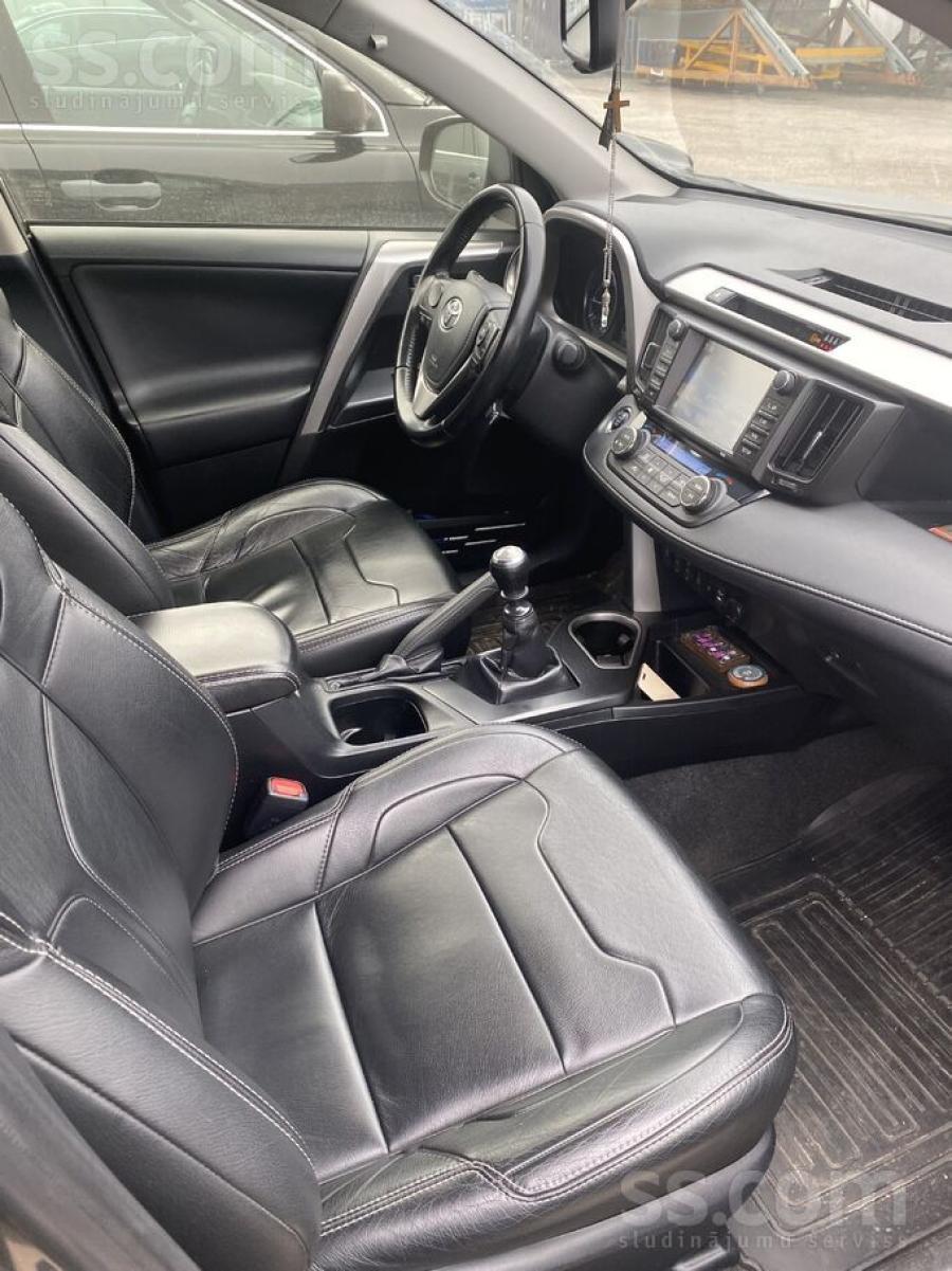 Brown Toyota RAV4 2016 in Riga, with an engine capacity of 2.00 L and mileage of 218 thousand km for 12000 €, photo 5 on AUTOMOTO.COM.LV