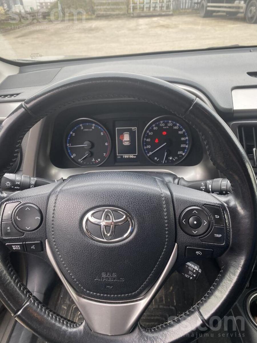 Brown Toyota RAV4 2016 in Riga, with an engine capacity of 2.00 L and mileage of 218 thousand km for 12000 €, photo 6 on AUTOMOTO.COM.LV