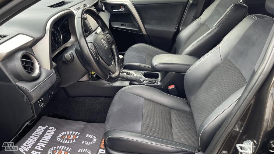 Brown Toyota RAV4 2016 in Marijampole, with an engine capacity of 2.50 L and mileage of 152 thousand km for 16990 €, photo 12 on AUTOMOTO.COM.LV