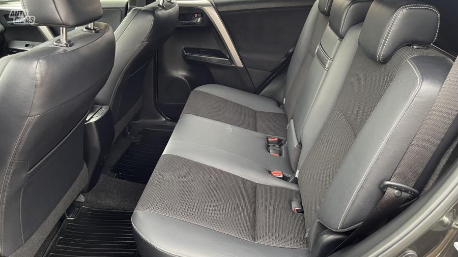 Brūns Toyota RAV4 2016 Marijampole, ar dzinēja tilpumu 2.50 L un nobraukumu 152 tūkst. km par 16990 €, foto 14 vietnē AUTOMOTO.COM.LV