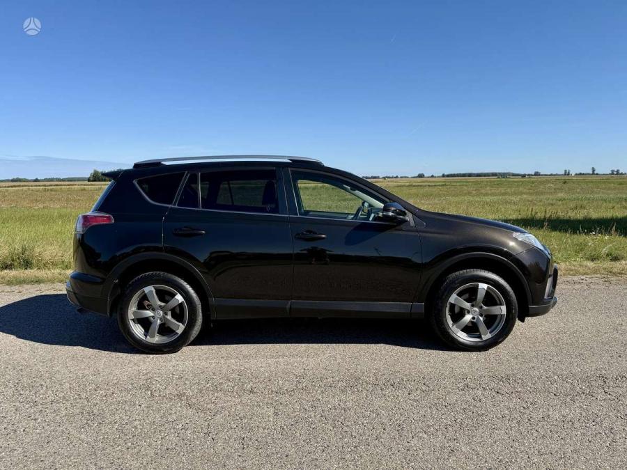 Brown Toyota RAV4 2016 in Vilkaviskis, with an engine capacity of 2.00 L and mileage of 196 thousand km for 12500 €, photo 7 on AUTOMOTO.COM.LV