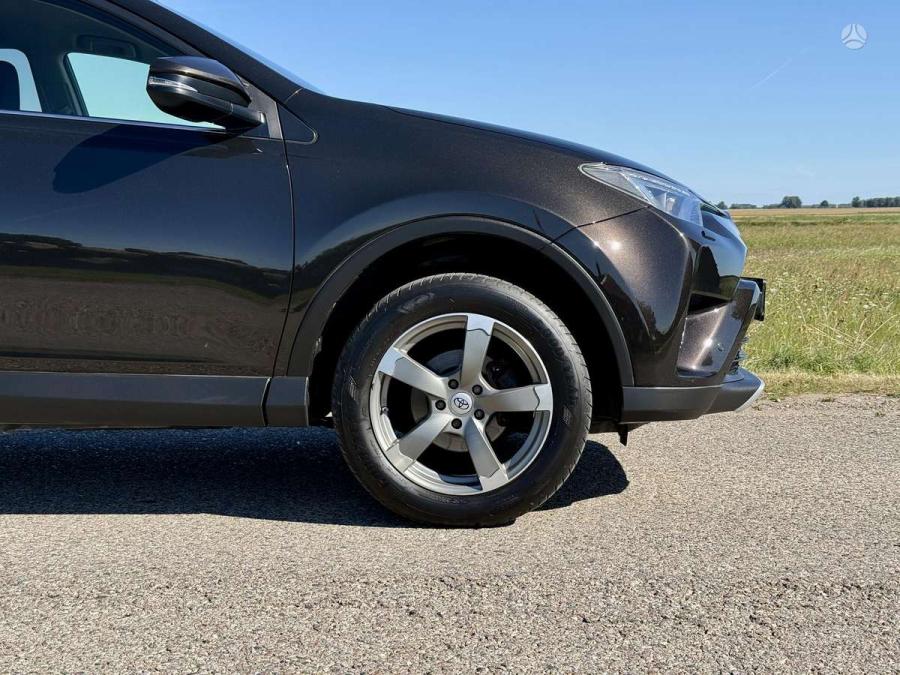 Brown Toyota RAV4 2016 in Vilkaviskis, with an engine capacity of 2.00 L and mileage of 196 thousand km for 12500 €, photo 8 on AUTOMOTO.COM.LV