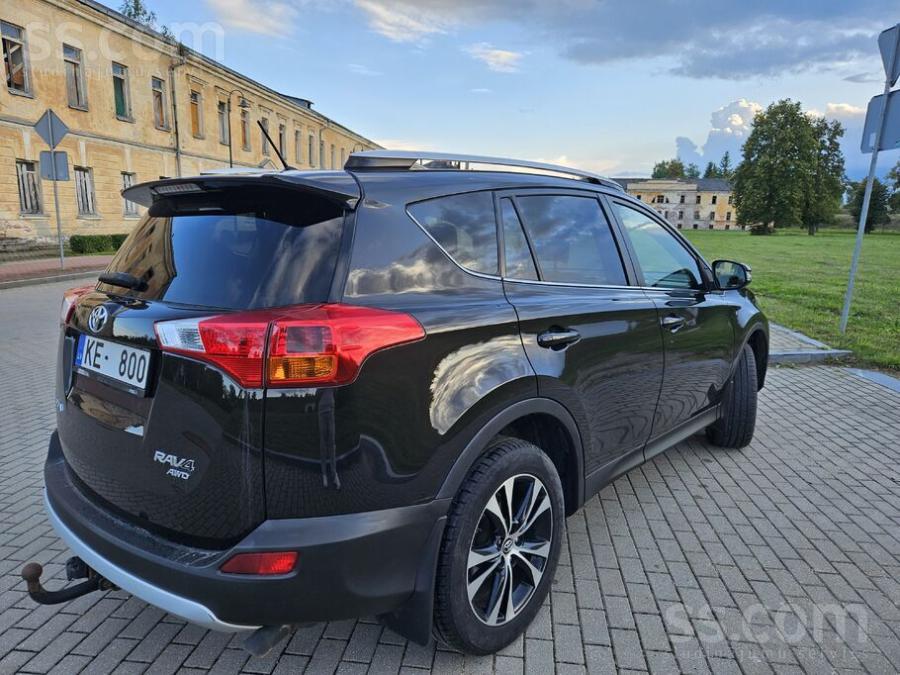 Brown Toyota RAV4 2016 in Daugavpils, with an engine capacity of 2.20 L and mileage of 201 thousand km for 13000 €, photo 4 on AUTOMOTO.COM.LV