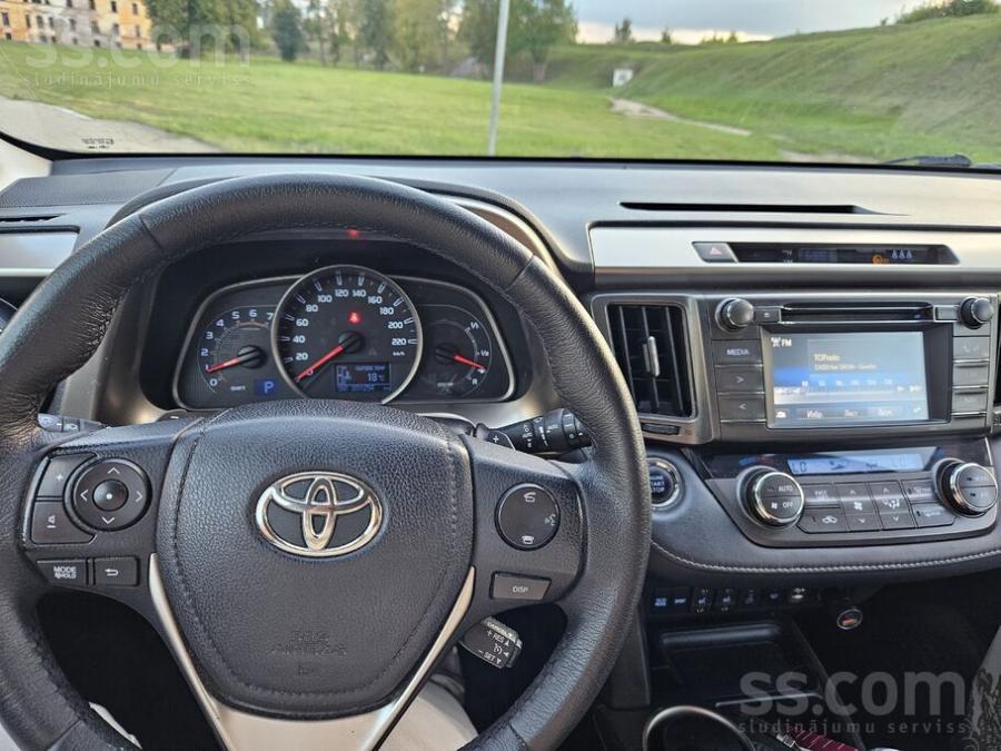 Brown Toyota RAV4 2016 in Daugavpils, with an engine capacity of 2.20 L and mileage of 201 thousand km for 13000 €, photo 7 on AUTOMOTO.COM.LV