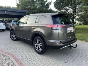 Brown Toyota RAV4 2016 in Druskininkai, with an engine capacity of 2.00 L and mileage of 212 thousand km for 12490 €, photo 3 on AUTOMOTO.COM.LV