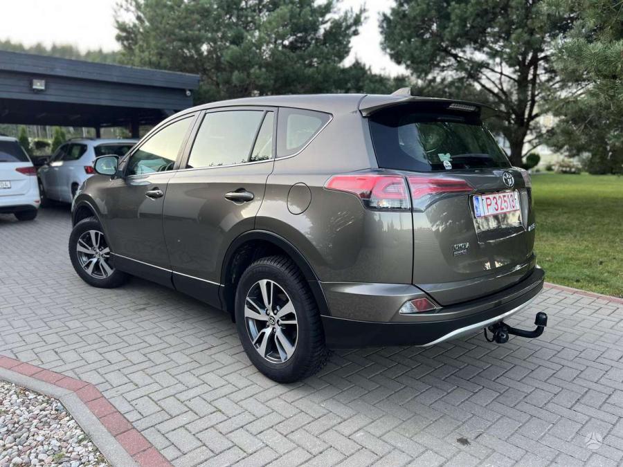 Brown Toyota RAV4 2016 in Druskininkai, with an engine capacity of 2.00 L and mileage of 212 thousand km for 12490 €, photo 3 on AUTOMOTO.COM.LV