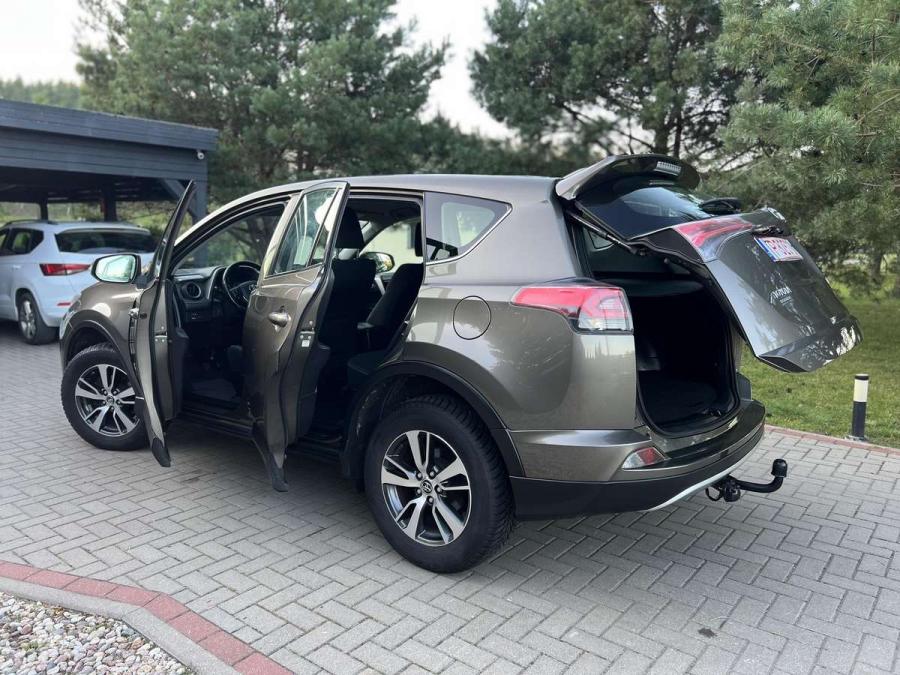 Brown Toyota RAV4 2016 in Druskininkai, with an engine capacity of 2.00 L and mileage of 212 thousand km for 12490 €, photo 4 on AUTOMOTO.COM.LV